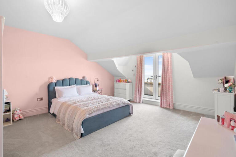 I tour Bispham’s stunning seafront home, a 4-bed property with ...