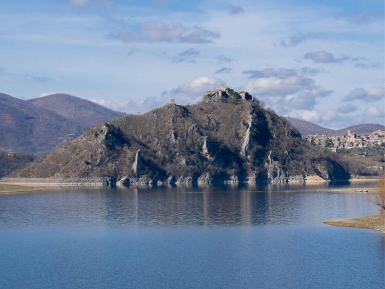 Castel di Tora, il borgo sul lago del Turano che sembra un quadro medievale