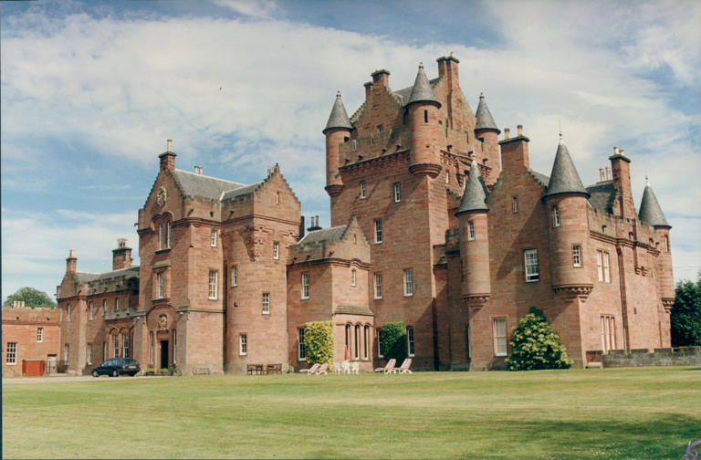 Alan Carr buys very own £3,250,000 'Traitors castle' with 16 bedrooms ...