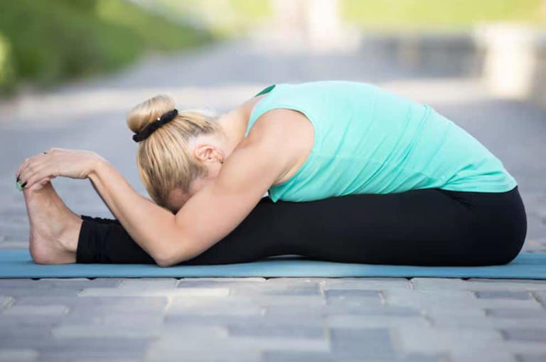 10 morning stretches you can do without leaving your bed to wake up ...