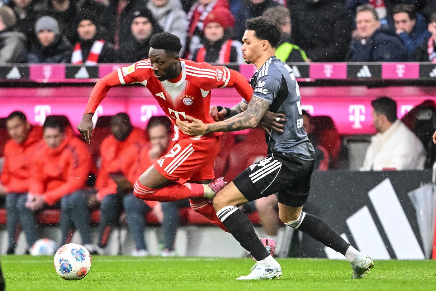 Canada captain Alphonso Davies injures hamstring in Bayern win