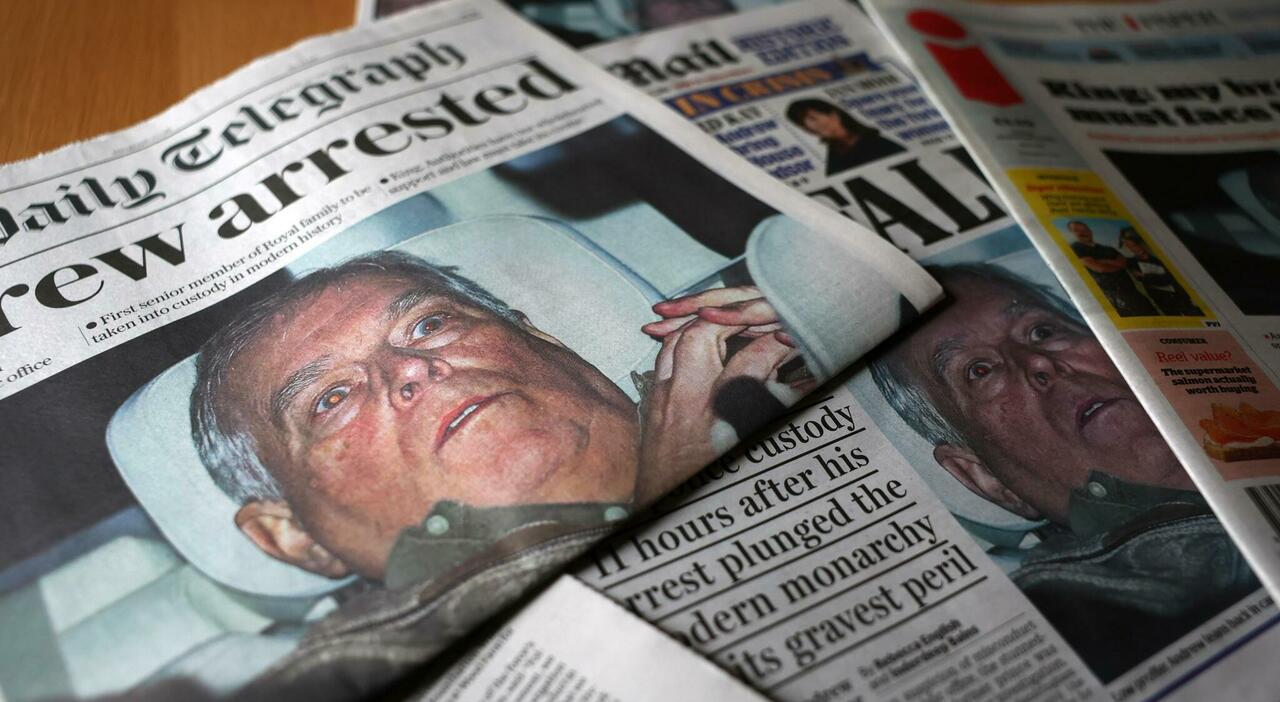 Principe Andrea, la foto virale che scuote la monarchia britannica ...