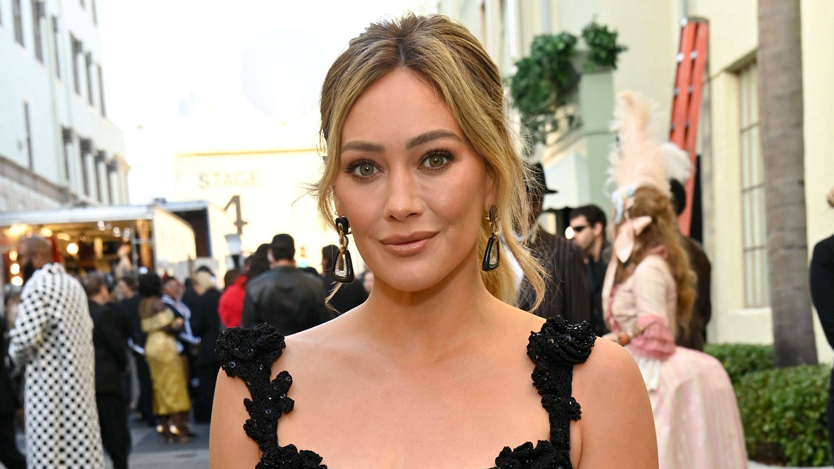 Hilary Duff revela con emoción la inspiración detrás de 'We Don't Talk'