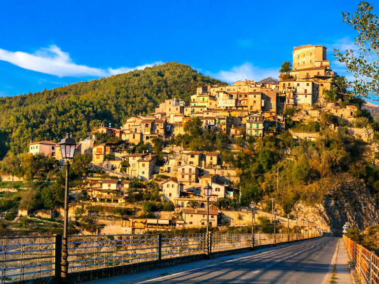 Castel di Tora, il borgo sul lago del Turano che sembra un quadro medievale