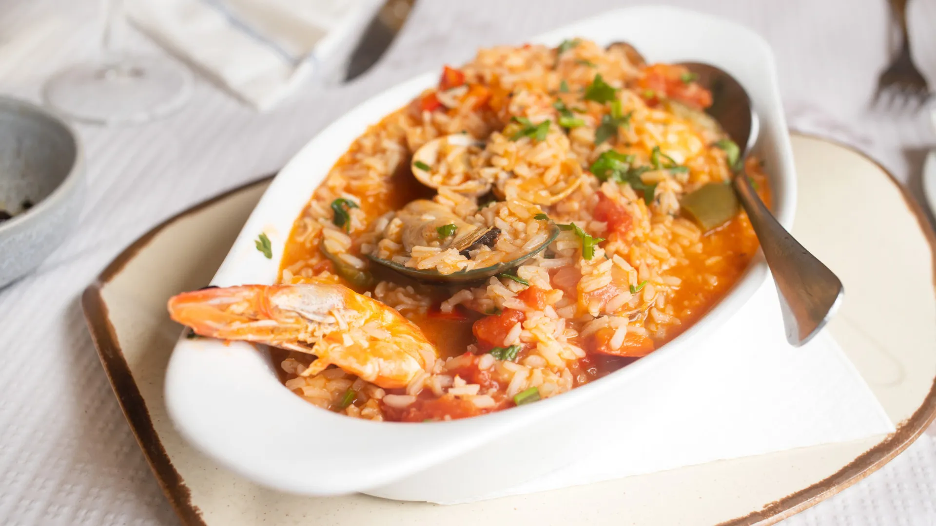 Esta receita fácil de arroz de marisco prepara-se em 15 minutos