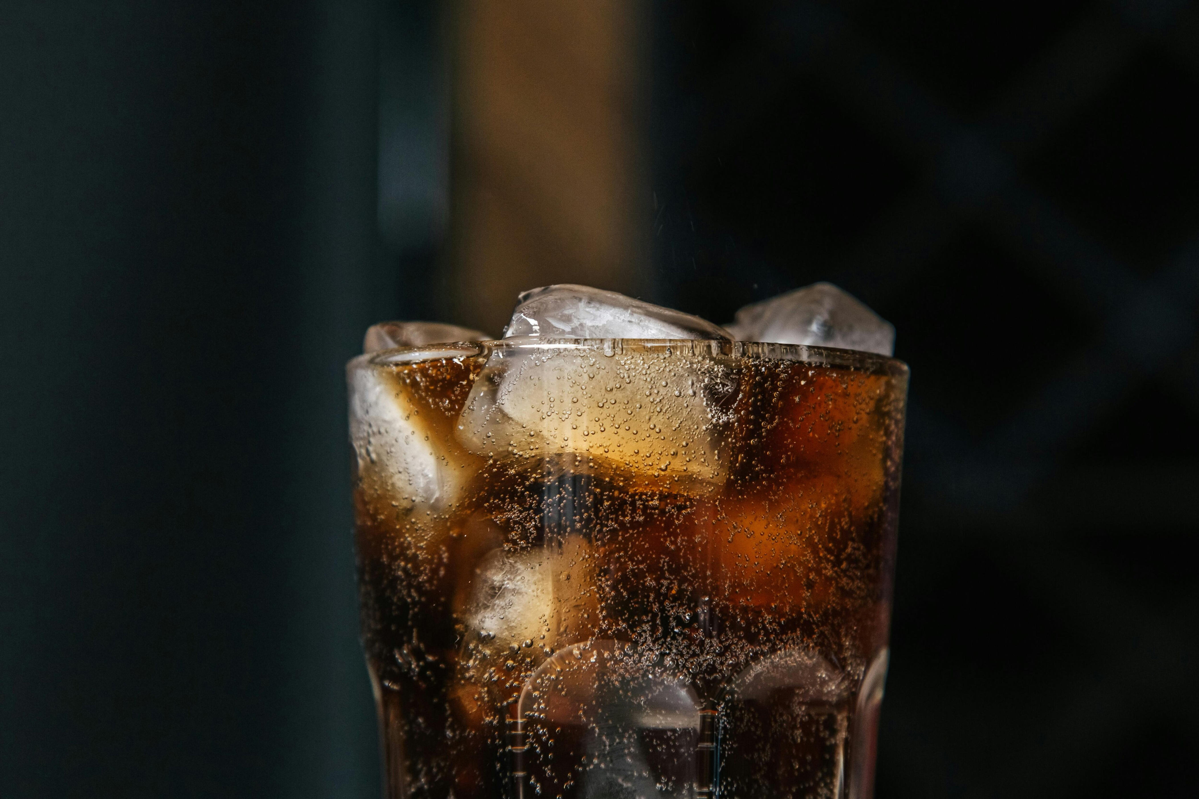 ¿Con negra o blanca? Así preparan la piscola los chilenos, según una ...