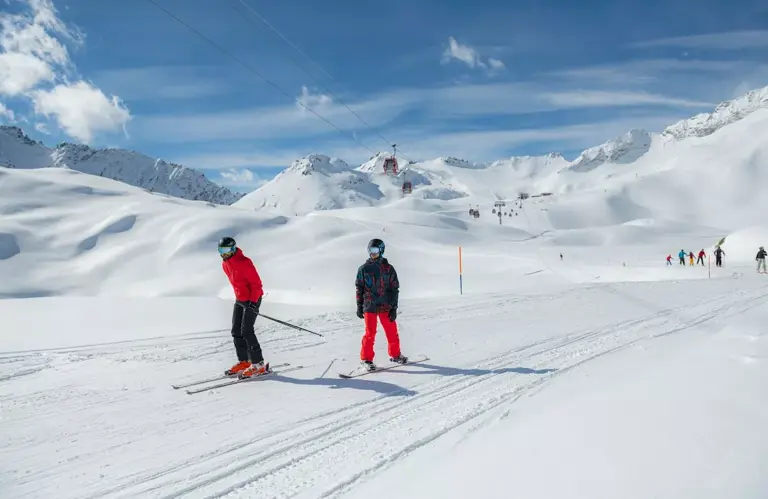 Lyžování v italském středisku Passo del Tonale