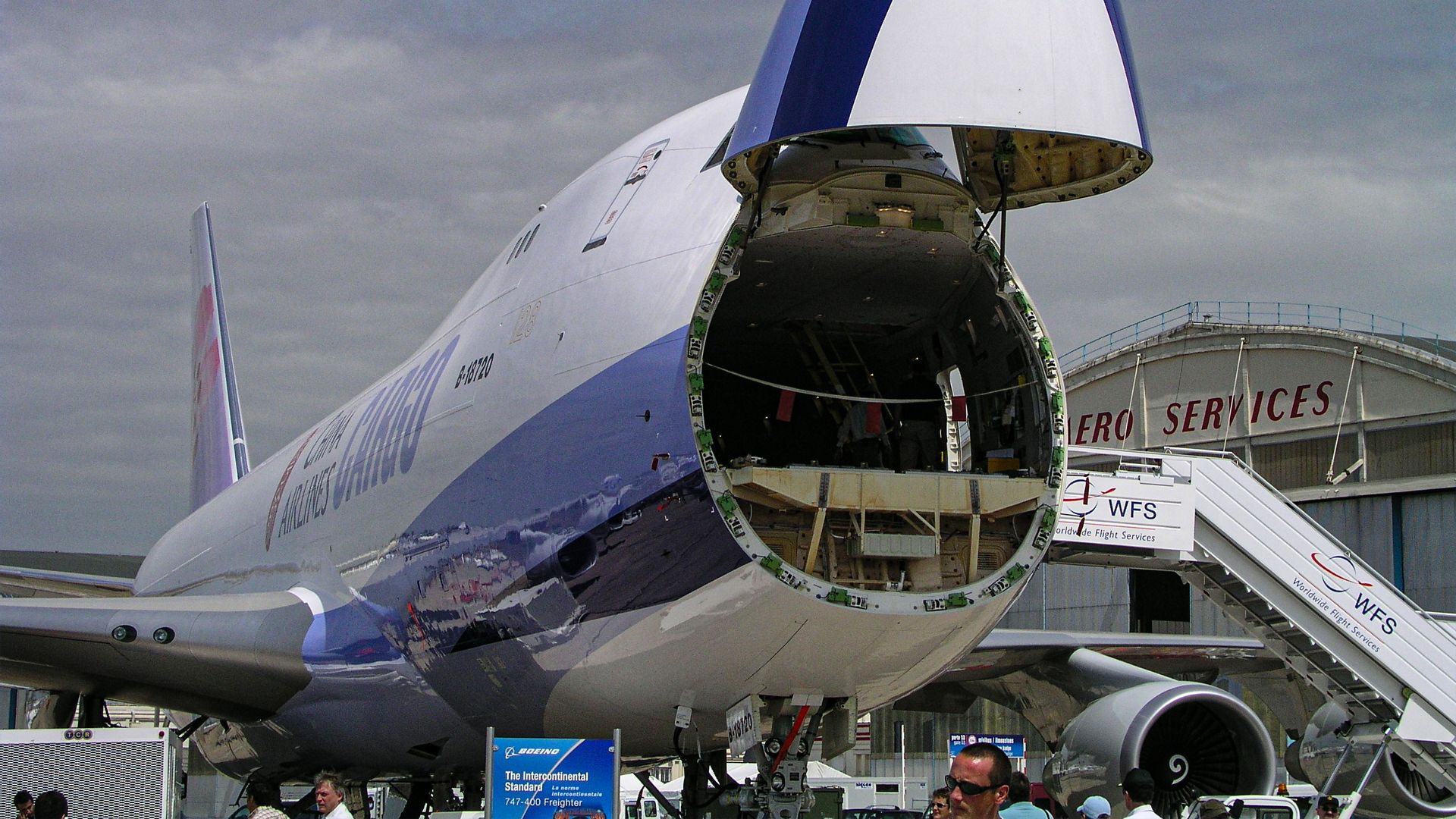 Why Boeing built the 747 freighter with a nose door