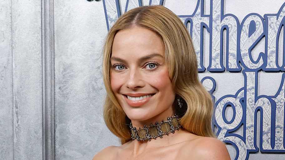 Margot Robbie’s edgy designer dress is inspired by this Kate Moss look ...