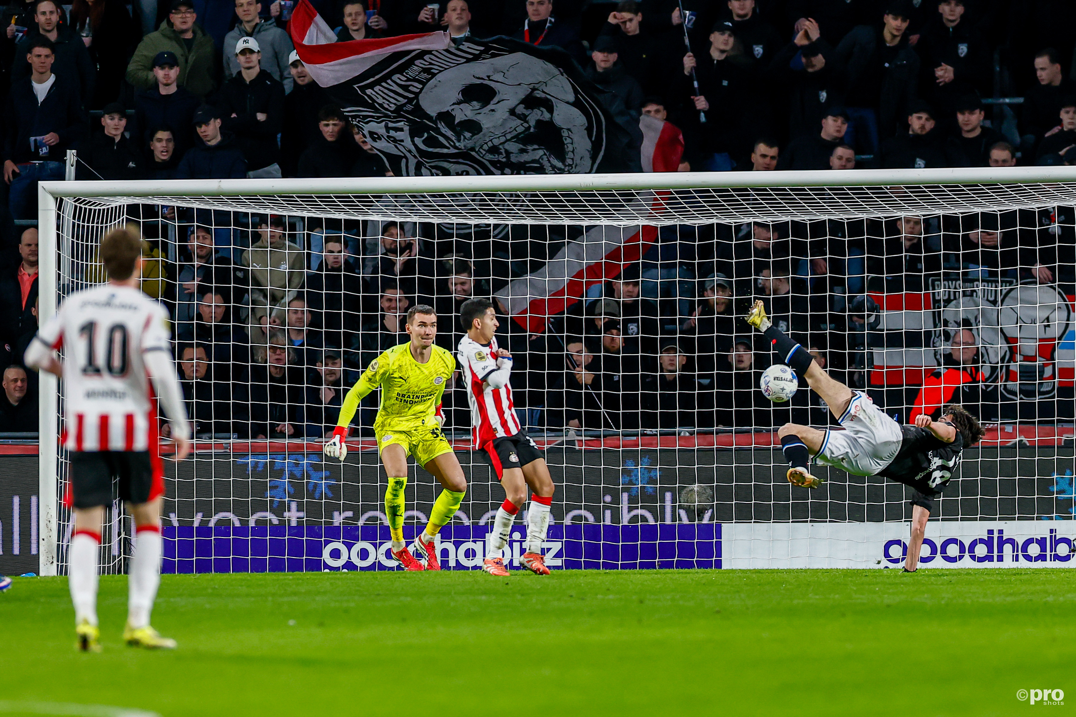 Vink spot nieuwe Eredivisie-revelatie: 'Sinds hij in Nederland is, ben ...