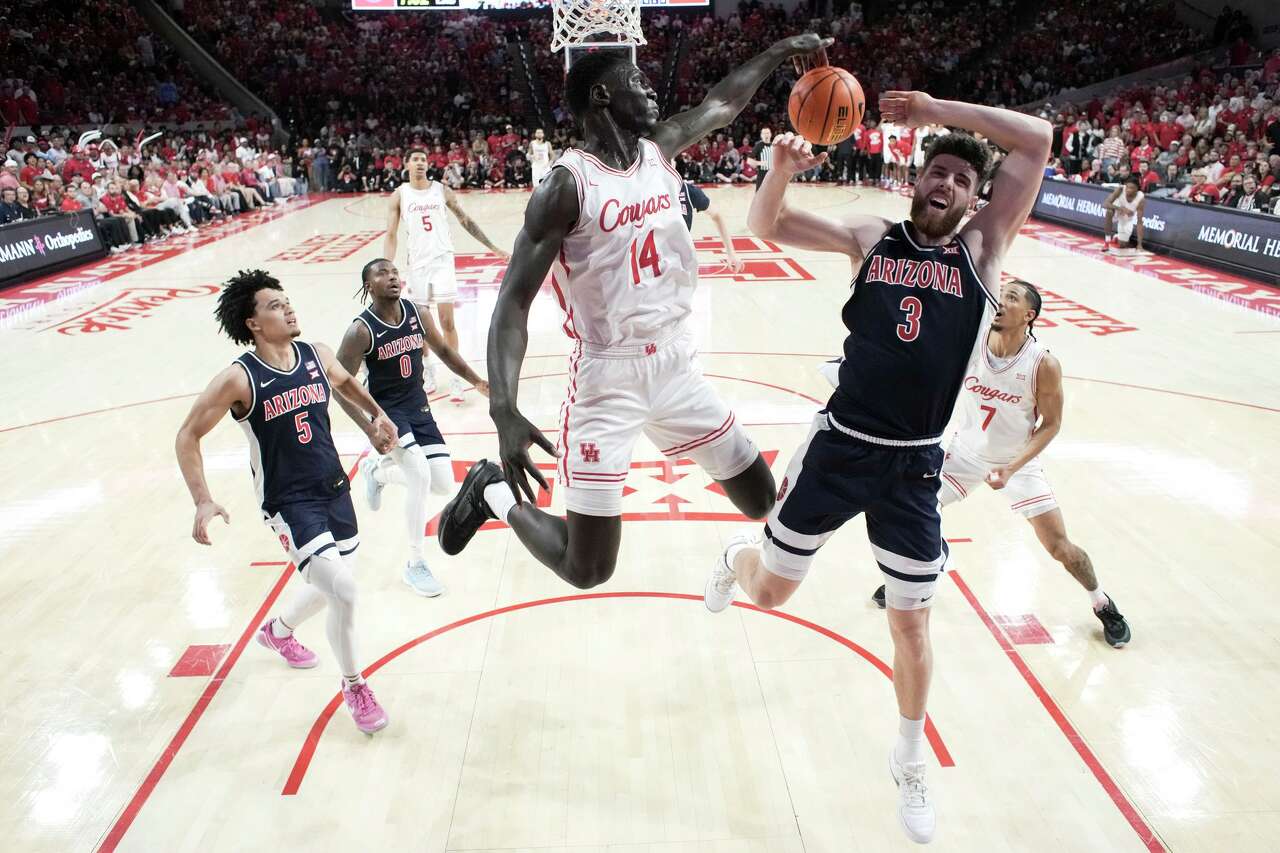 In rarity, No. 2 UH can't defend home court as No. 4 Arizona takes over ...