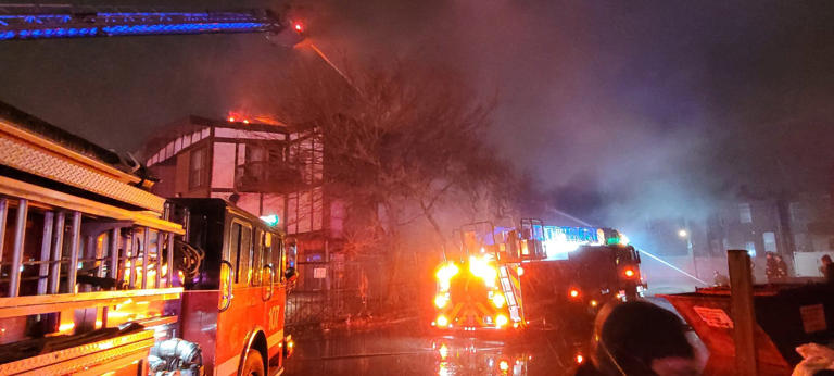 2 hospitalized in Chicago building fire