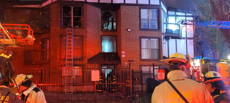 2 hospitalized in Chicago building fire