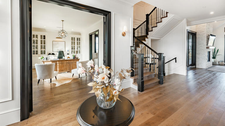 The cozy antique furniture that's emerging as a hallway trend