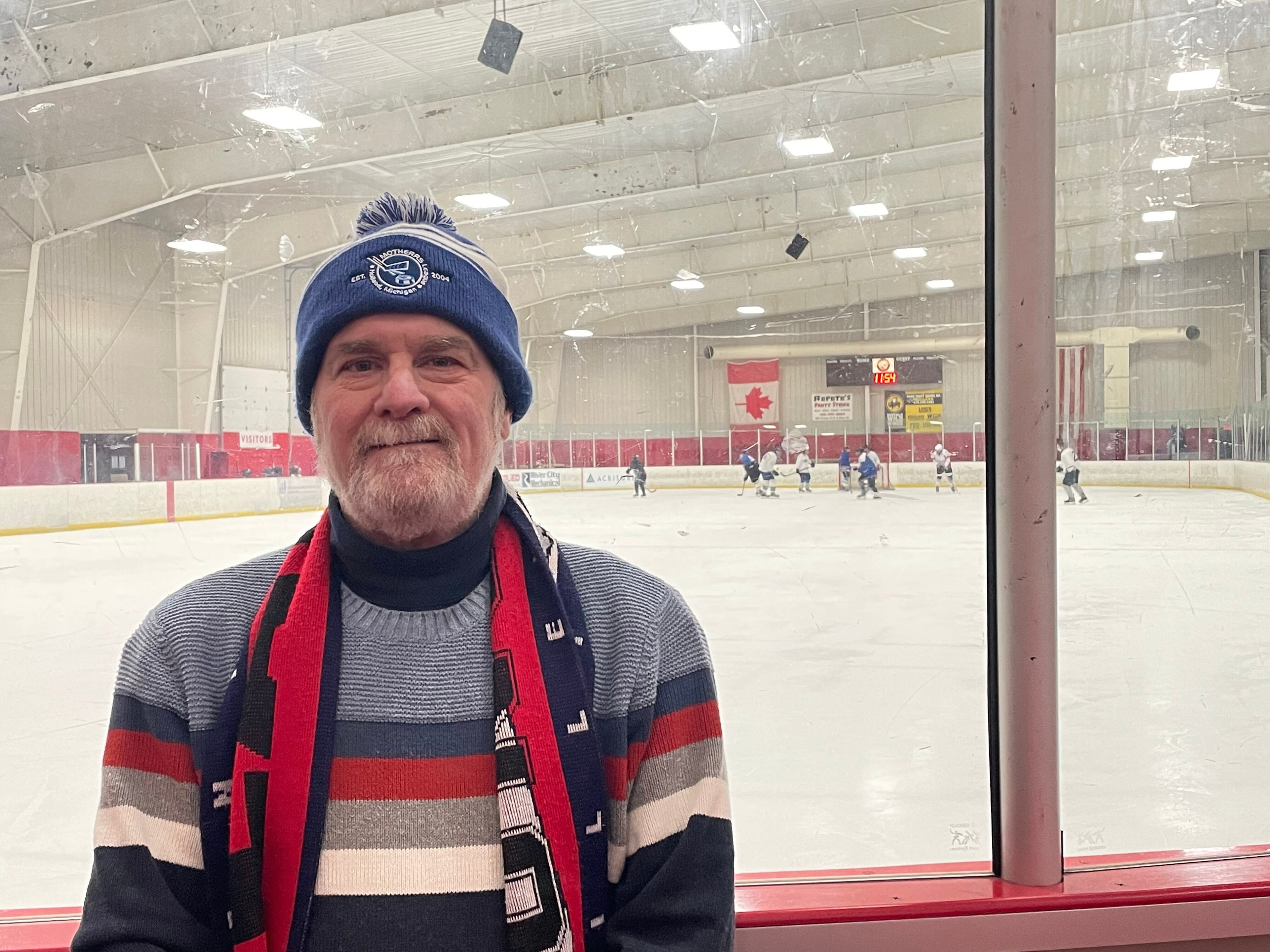 A hockey player died after heart attack at ice rink. Teammates brought ...