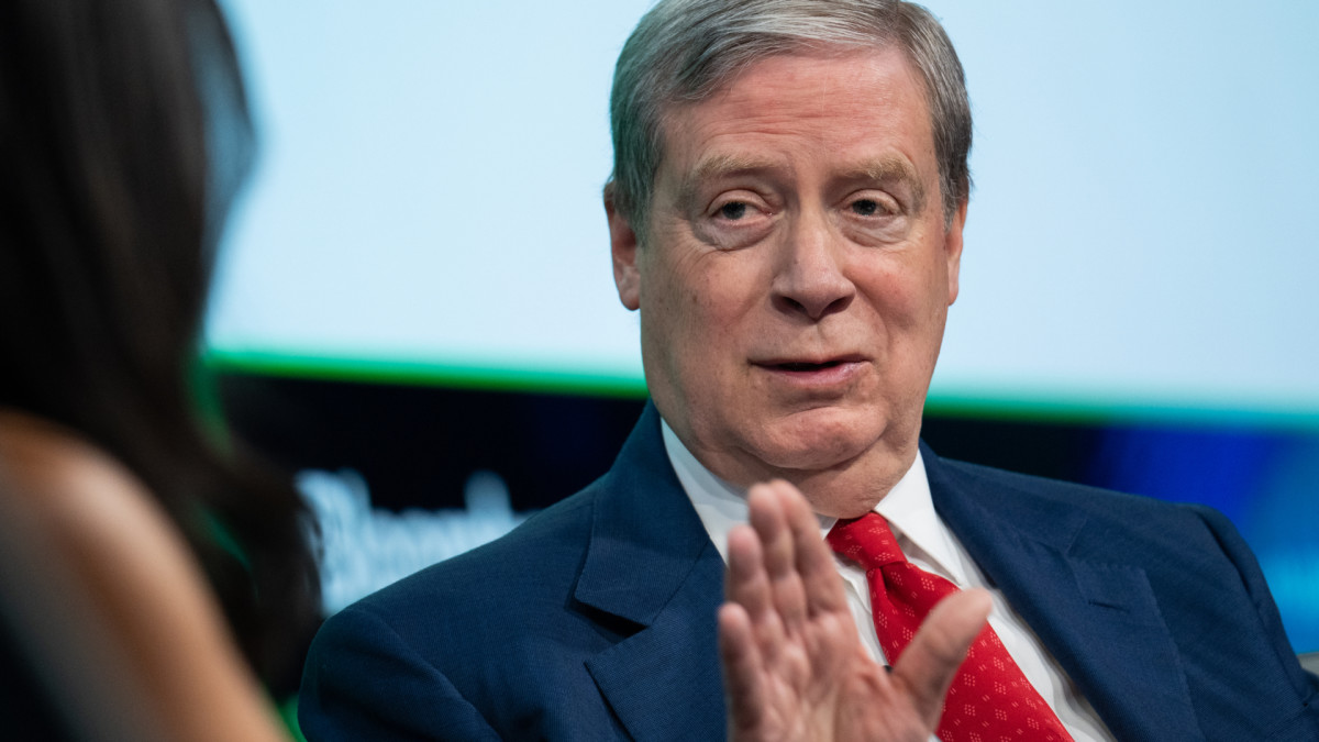 Billionaire Stanley Druckenmiller buys $152 million in Amazon and ...
