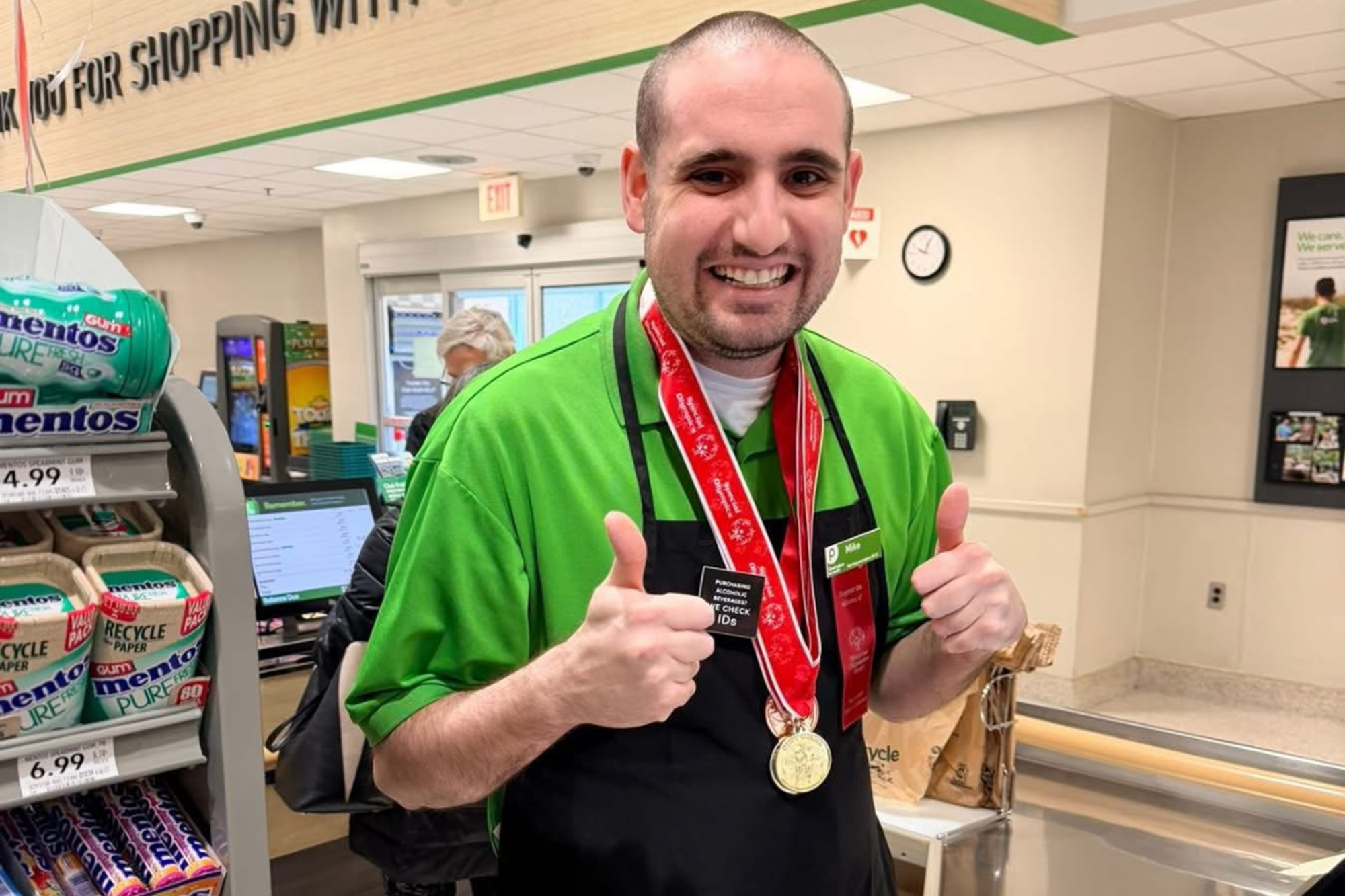 Meet the beloved Publix checkout clerk whose fans line up and wait 40 ...