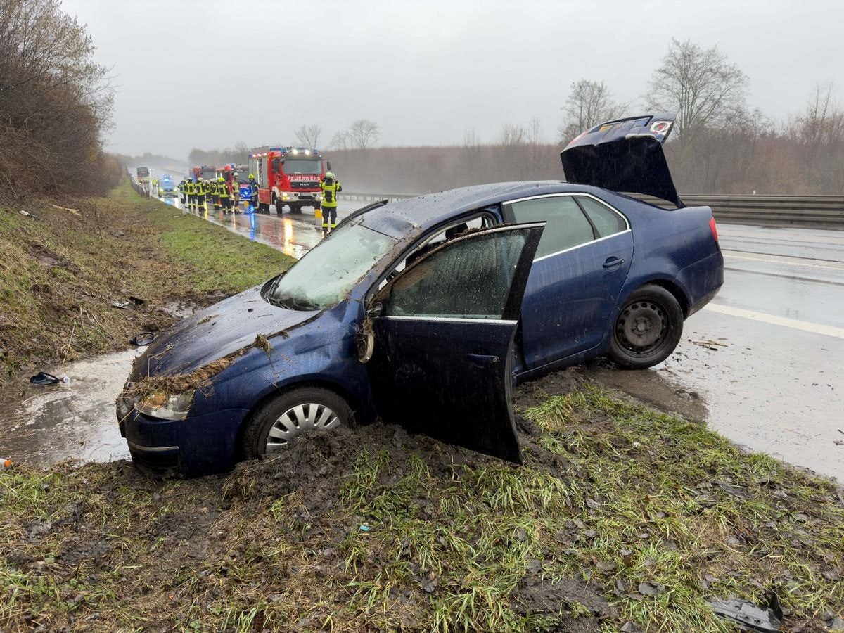 Doppel-Unfall auf A3: Pkw überschlägt sich, Reisebus kracht in Stau
