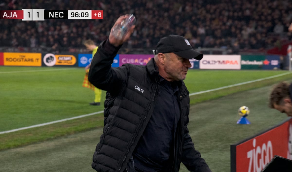 Dick Schreuder is woest na Ajax - NEC en smijt met waterfles