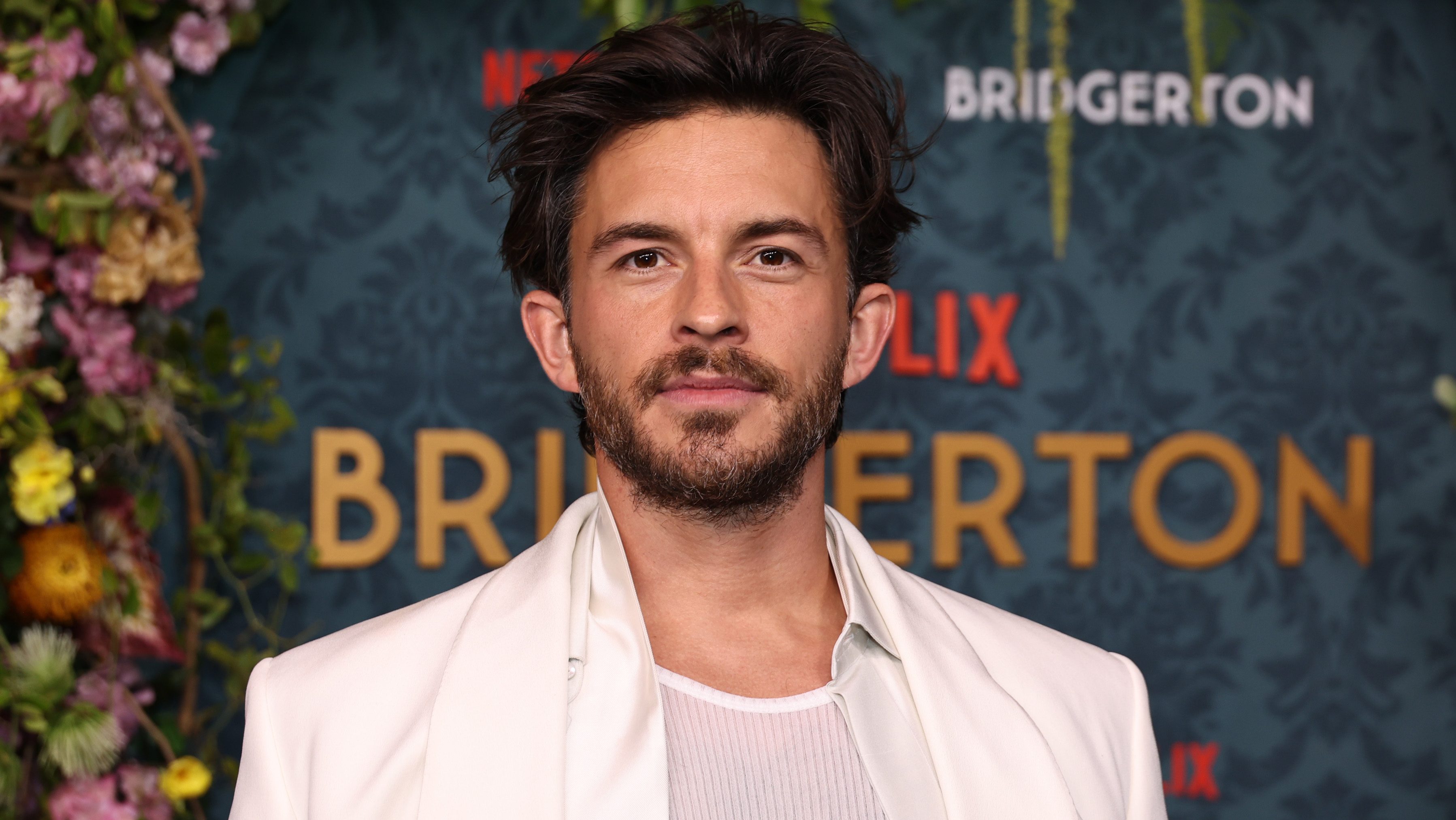 Netflix revela fotos impactantes de Jonathan Bailey en la segunda parte ...