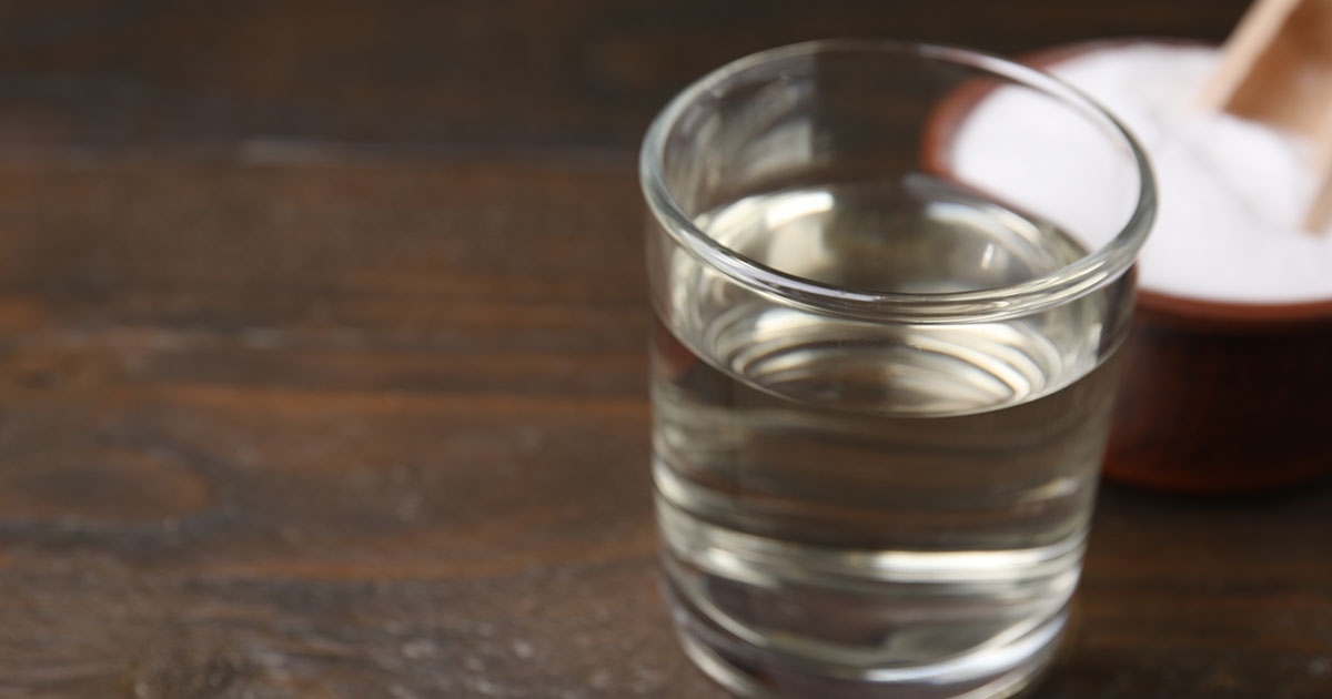 Mix vinegar and salt in a glass of water and leave it in the room you ...