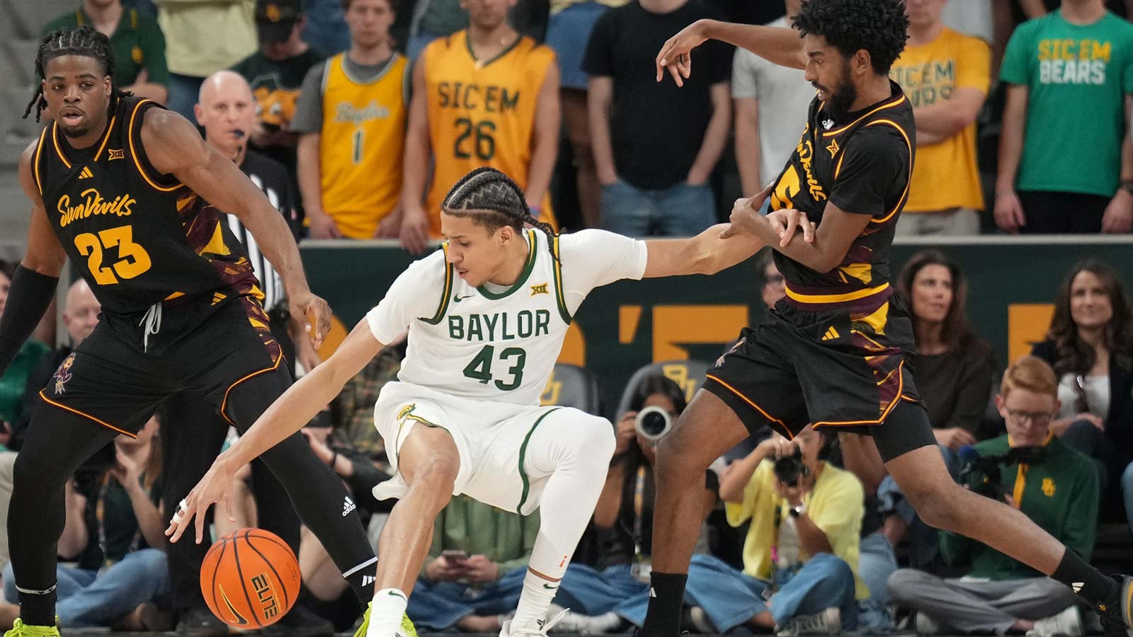 Cameron Carr’s insane poster dunk sparks flurry of reactions
