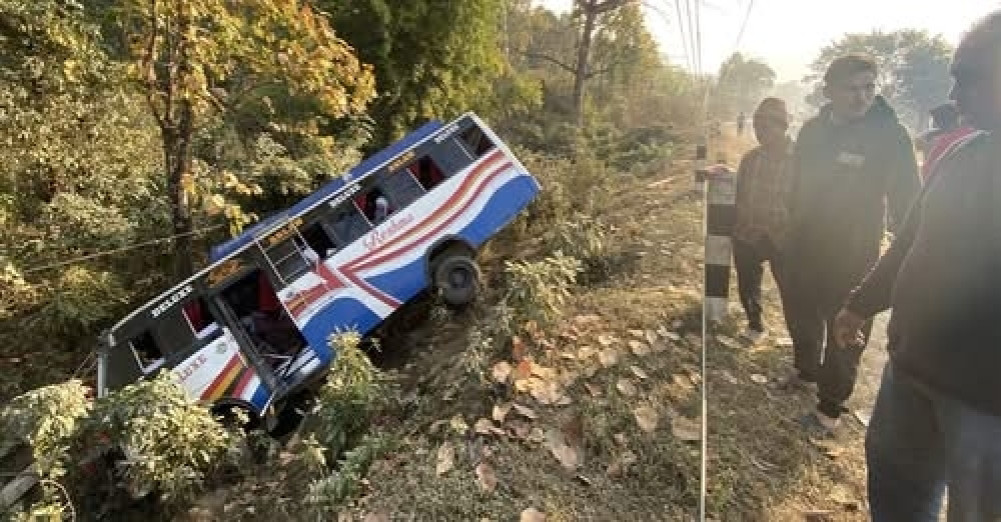 Bus crash in Makawanpur injures 22