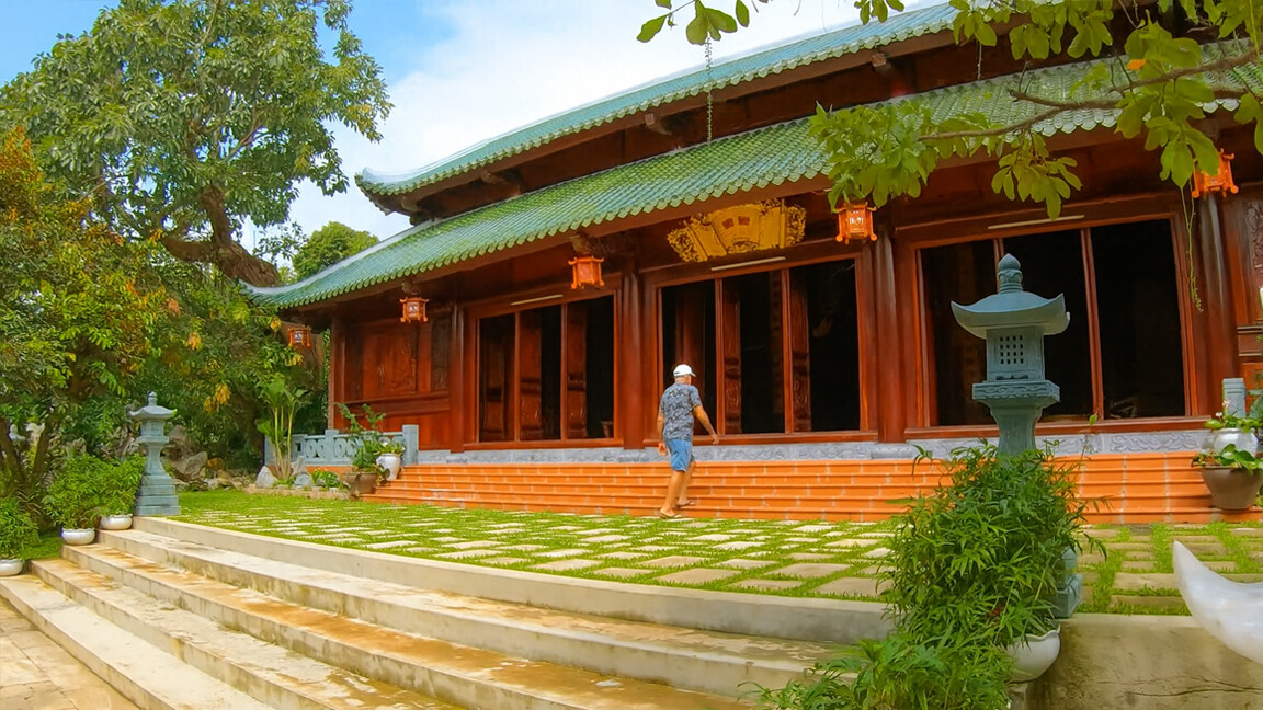Exploring Linh Ung Pagoda Vietnam