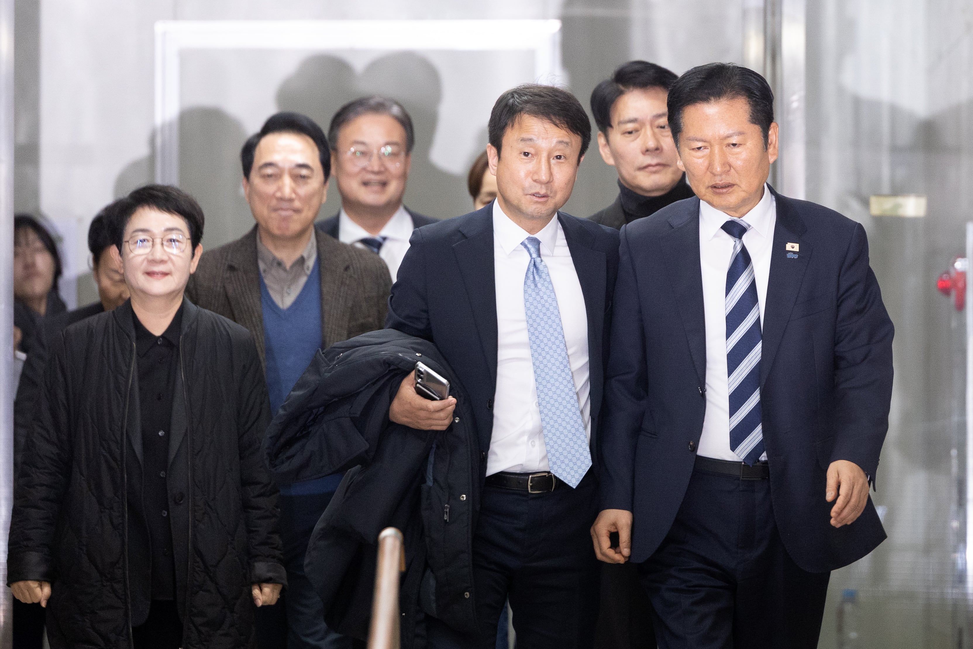 Democratic Party adopts stance on serious crimes, indictment agency laws