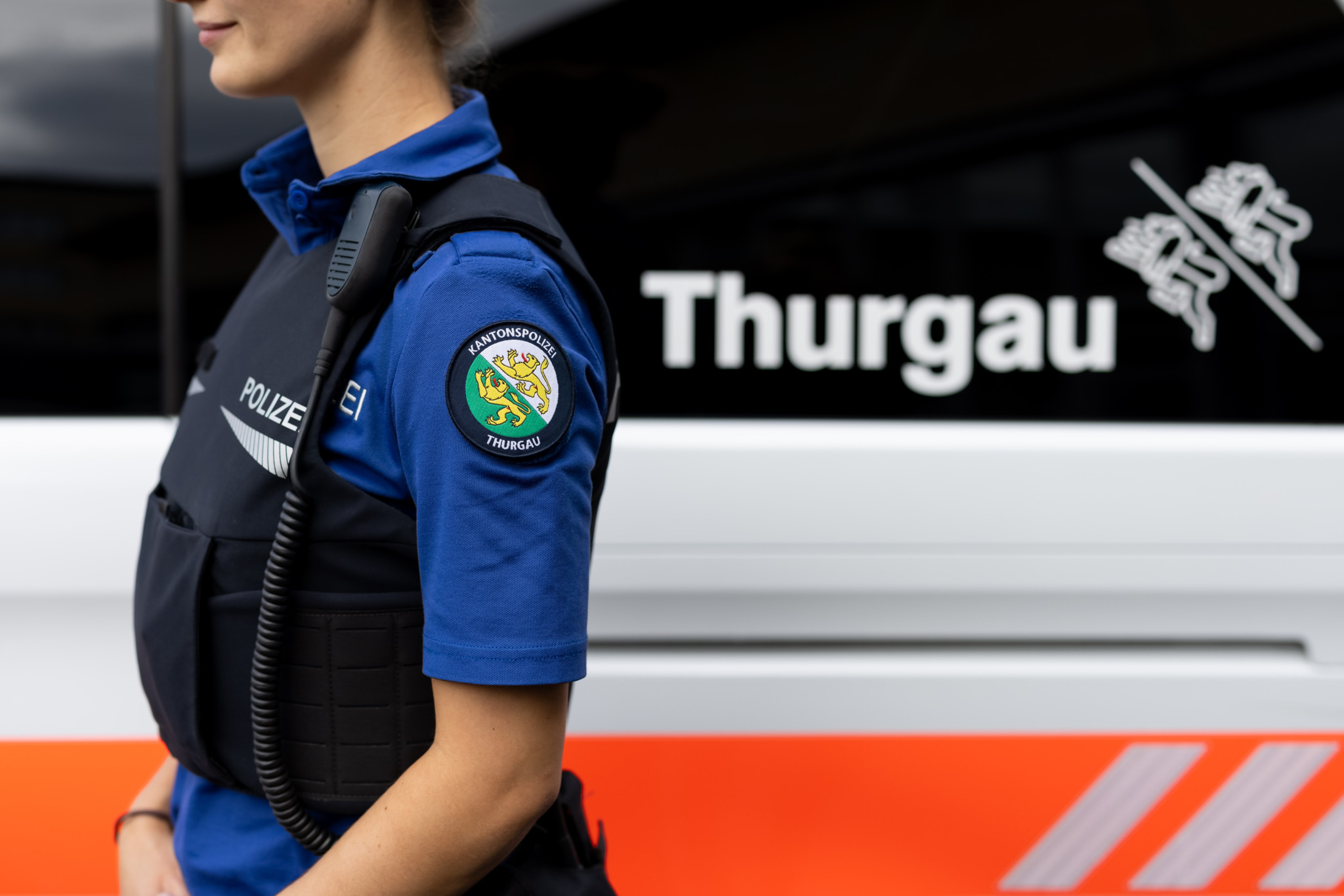 Zwei Maskierte überfallen Café mit Messern – Polizei sucht Zeugen
