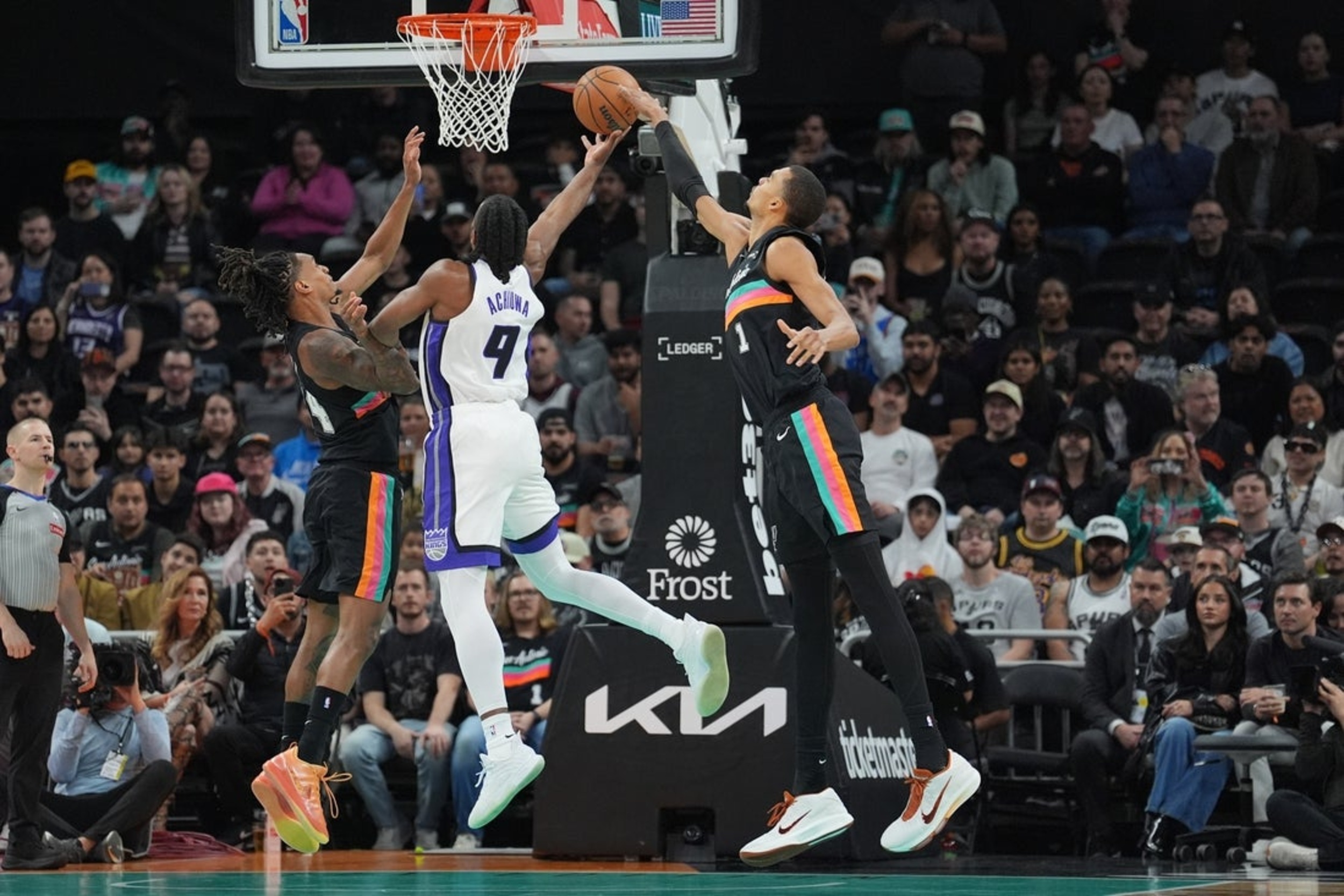 Spurs hand woeful Kings their 16th straight loss