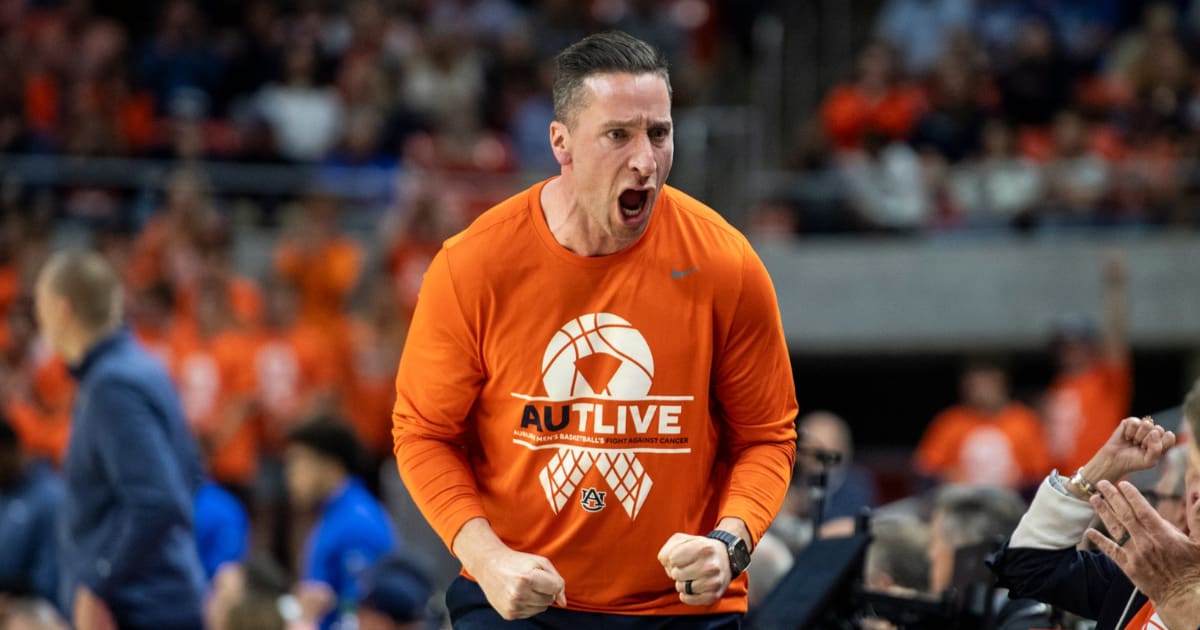Steven Pearl on Collin Chandler’s late-game offensive foul: 'It looked ...