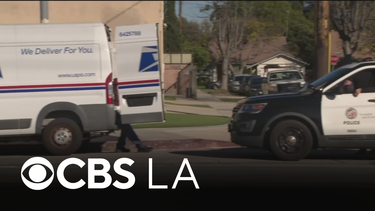 USPS worker robbed in Valley Glen