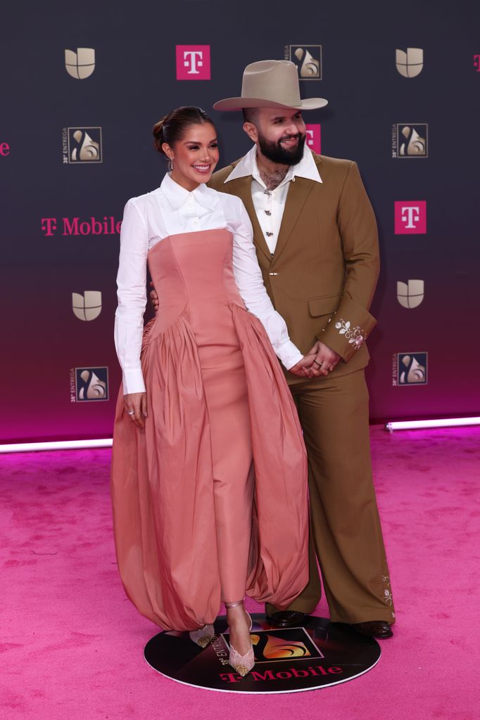 Fashion spotlight: Meylin Zuñiga impone minimalismo en Premio Lo Nuestro