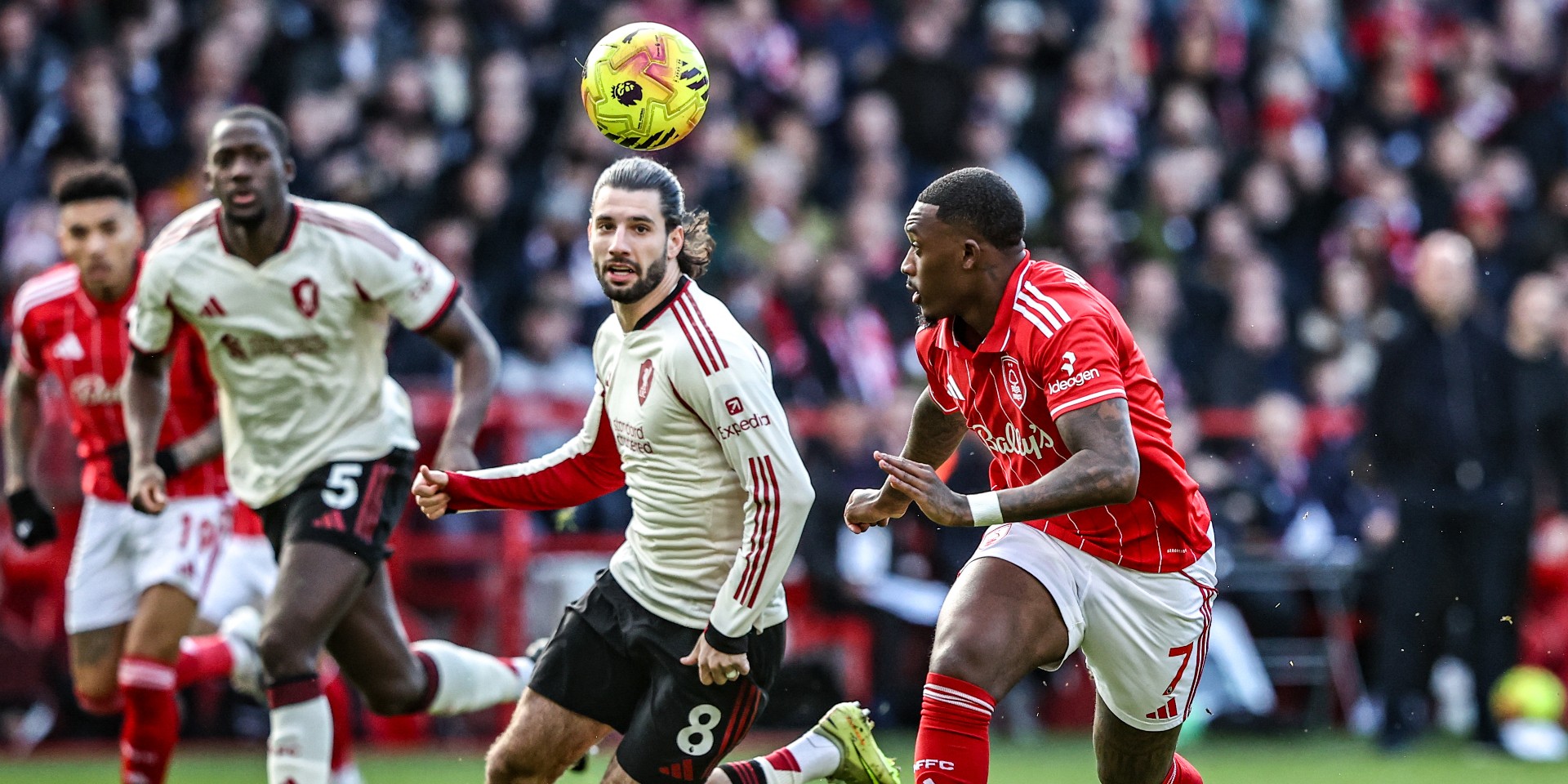 Slot haalt opgelucht adem: Liverpool ontsnapt bij Forest in minuut 97!