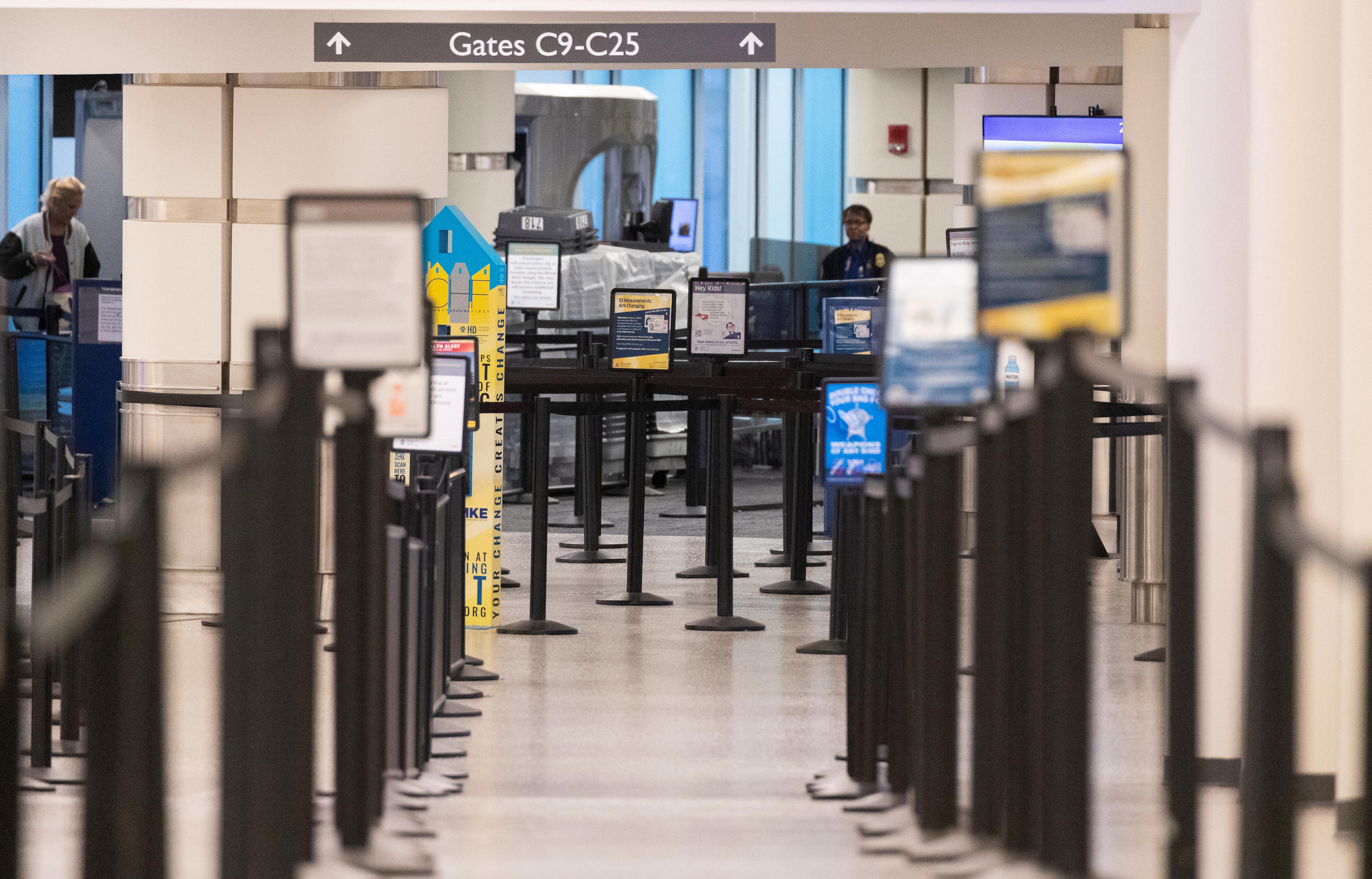 PreCheck closes, quickly reopens for travelers at Milwaukee airport