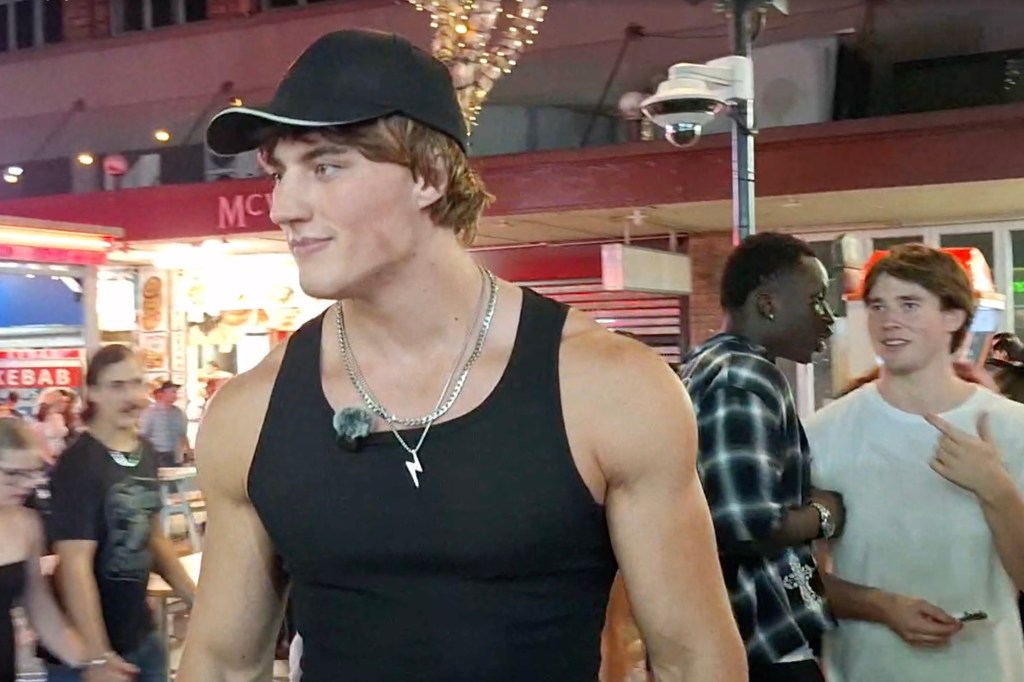 Popular looksmaxxing influencer Androgenic has wig snatched off his ...