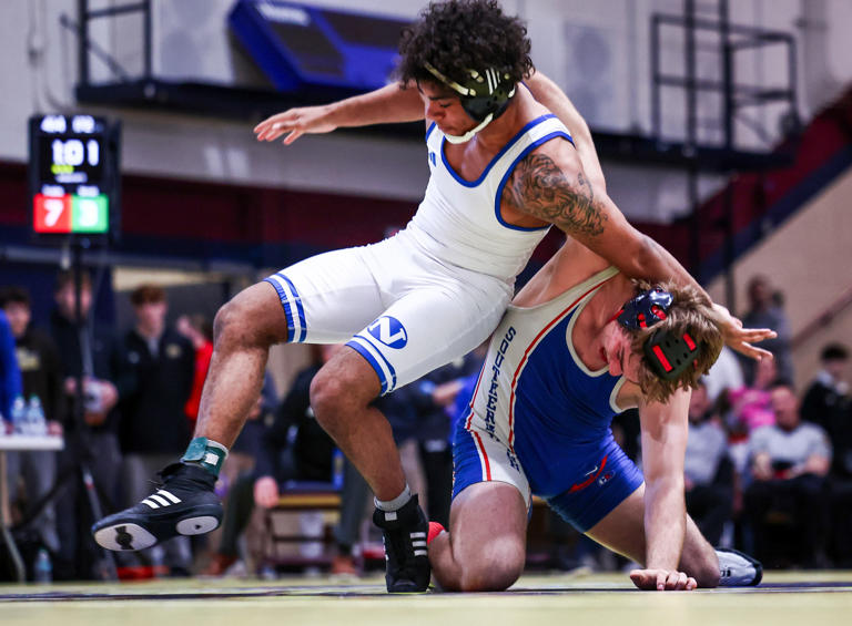 District 11 3A wrestling finals: Becahi’s Dillard brothers both win titles