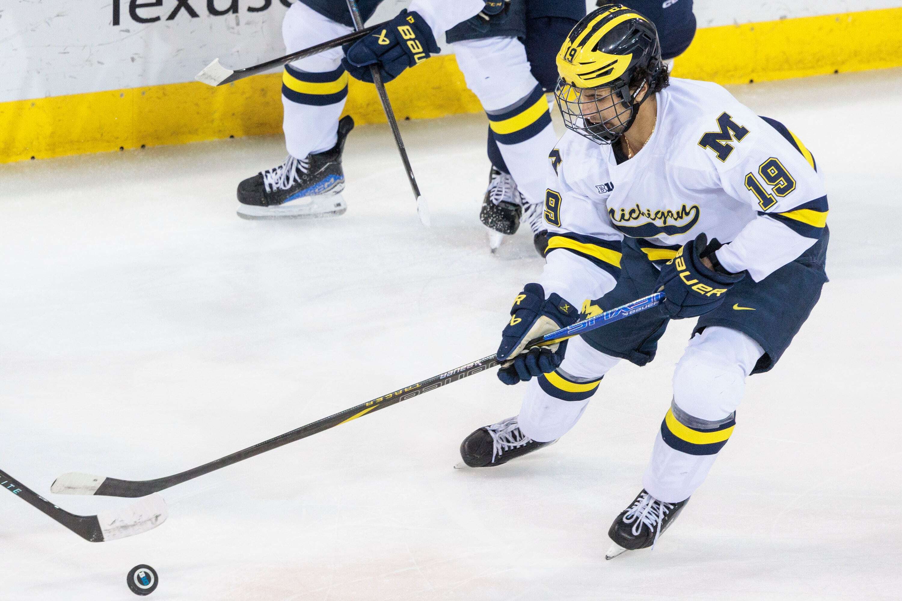 Michigan hockey earns series split vs. Wisconsin, but loses ground in ...