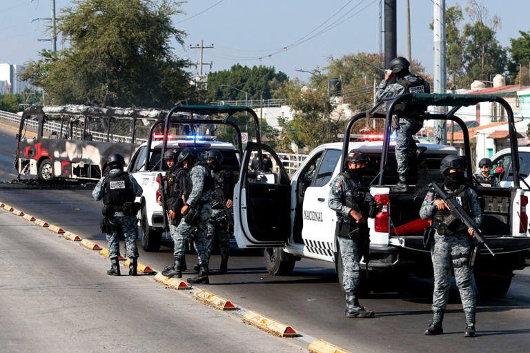 Mexican resort town, airport under siege after army kills major Jalisco ...
