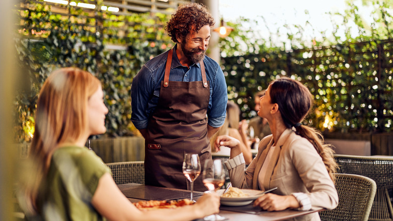Get better restaurant service by following this simple habit