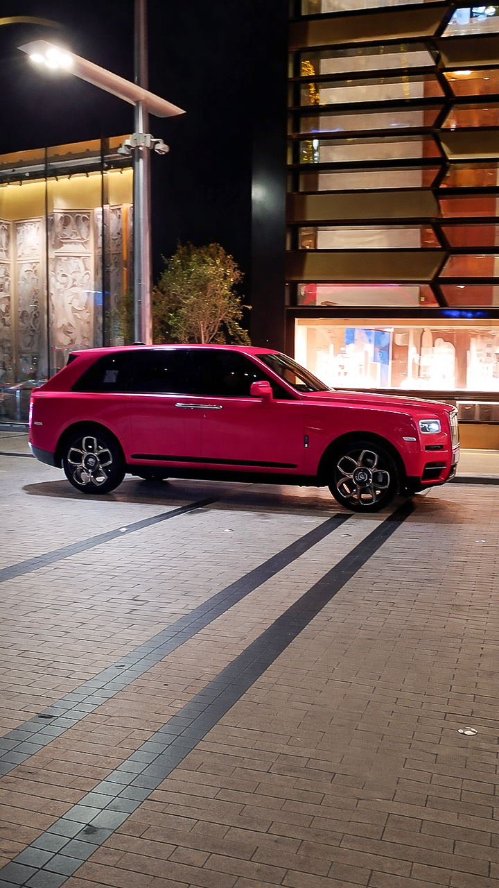 Rolls-Royce Cullinan in bright pink spec