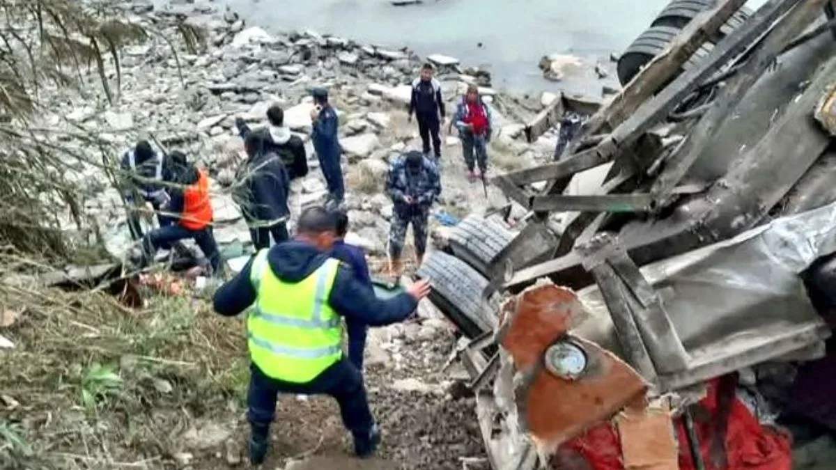 Nepal bus tragedy: 18 confirmed dead after vehicle carrying 44 plunges ...