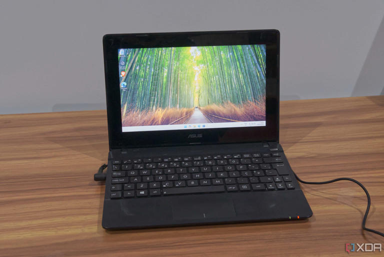 Windows abandoned this laptop for a reason, but Linux brought it back ...