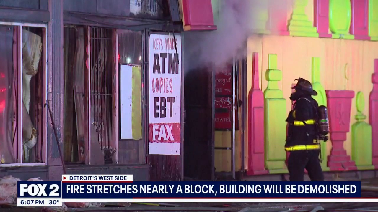 Detroit firefighters battle large blaze on Fenkell