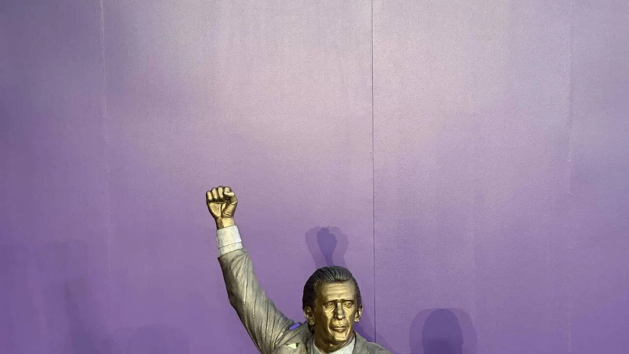 Los Angeles Lakers honor Pat Riley with statue unveiling
