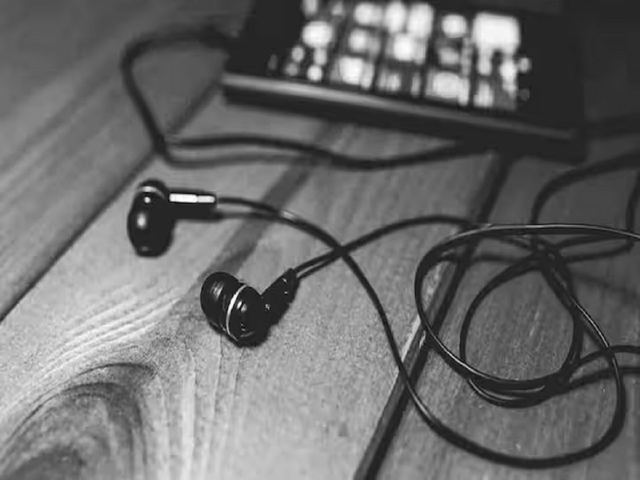 Forget Bluetooth! Wired earphones are back in trend. Why are people ...