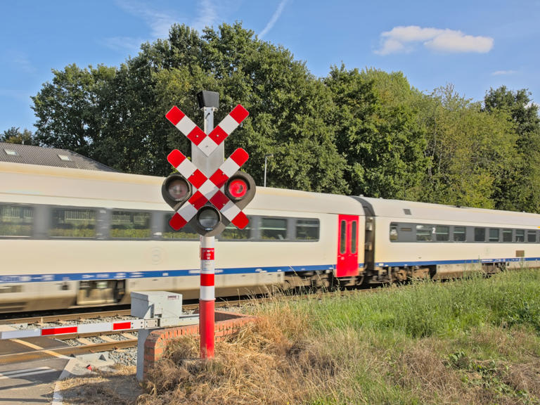 Treno con 300 persone travolge un’auto al passaggio a livello: paura ad ...