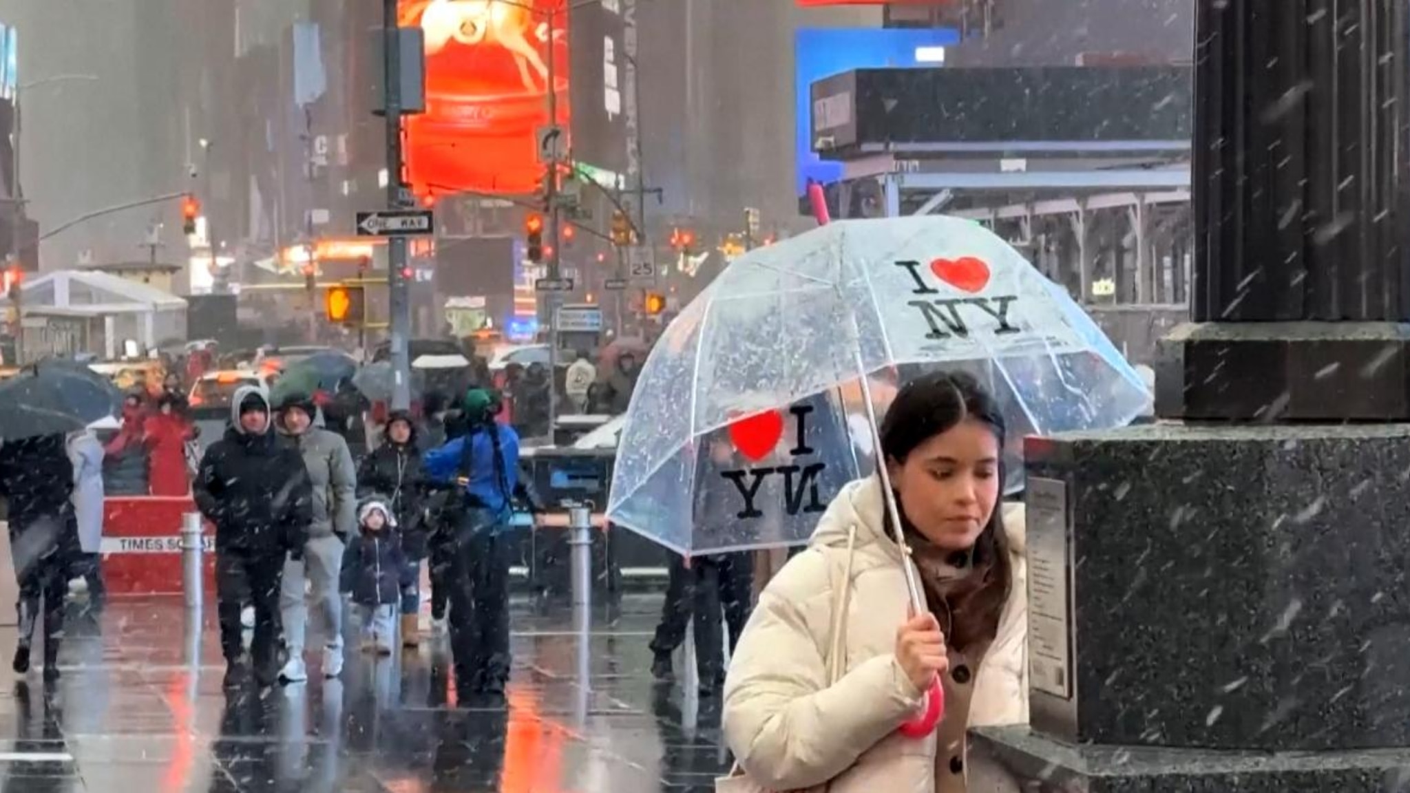 New York è paralizzata dalla neve: le immagini da Times Square