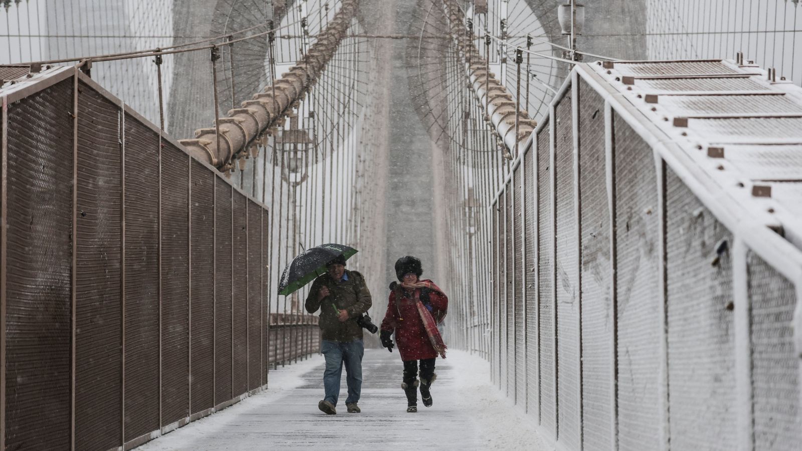 New Yorkers told to stay at home as blizzard threatens to become 'bomb ...
